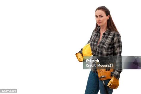 클립 경로와 Copyspace 흰색 절연 공사 및 주택 개선 작업 개념 하드 모자 공구 벨트 및 다른 안전 장비 착용 백인 갈색 머리 성숙한 여 인으로 직업에 대한 스톡