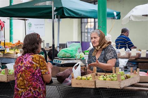 젤레니 베낙 피자카 그린 마켓에서 과일과 채소를 판매하는 전통 옷을 입은 노인 과일에 대한 스톡 사진 및 기타 이미지 과일 나이 노인 Istock