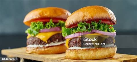 아메리칸 치즈 양상추 토마토 양파를 곁들인 두 개의 비우피 치즈버거 브리오슈 빵에 대한 스톡 사진 및 기타 이미지 브리오슈 빵 햄버거 류 햄버거 Istock