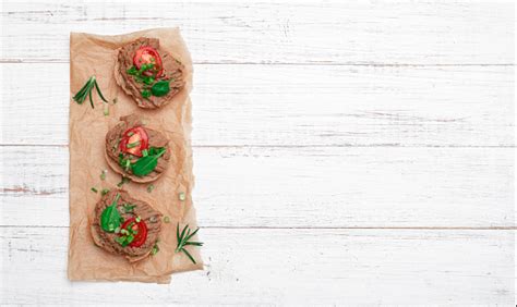 닭 간 파테 샌드위치 흰색 나무 배경에 체리 토마토와 파테와 카나페 배너 텍스트에 대 한 배치 0명에 대한 스톡 사진 및 기타 이미지 Istock