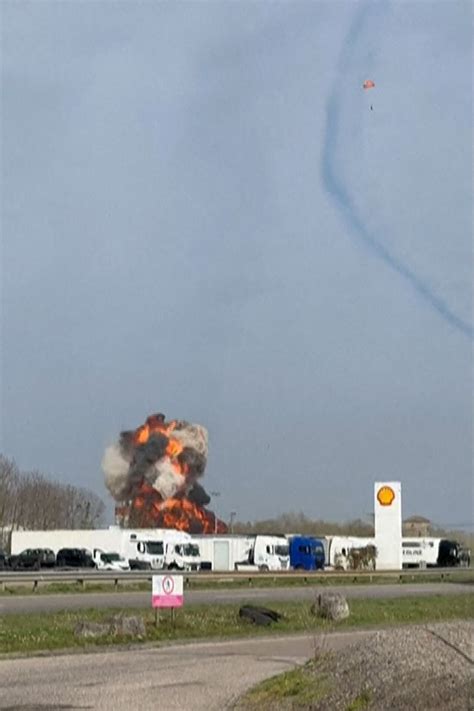 공중서 ‘쾅 충돌 후 추락 프랑스 공군 곡예비행 전투기 훈련 중 사고