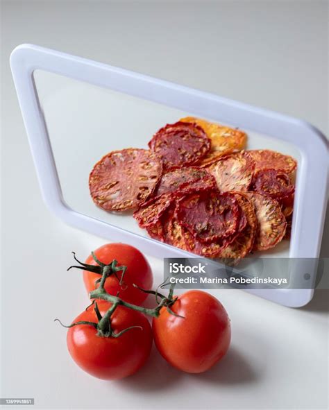 마른 토마토를 반사하는 거울이 있는 흰색 배경에 잘 익은 빨간 토마토 3개 거울에 대한 스톡 사진 및 기타 이미지 거울 클로즈업 탁자 Istock