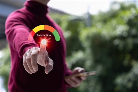 고객 만족 개념 긍정적인 감정 행복한 미소 얼굴 아이콘과 복사 공간 피드백 설문 조사 표준 품질이 있는 별 다섯 개를 만지는 손 사용자는 서비스 경험에 등급을 부여합니다