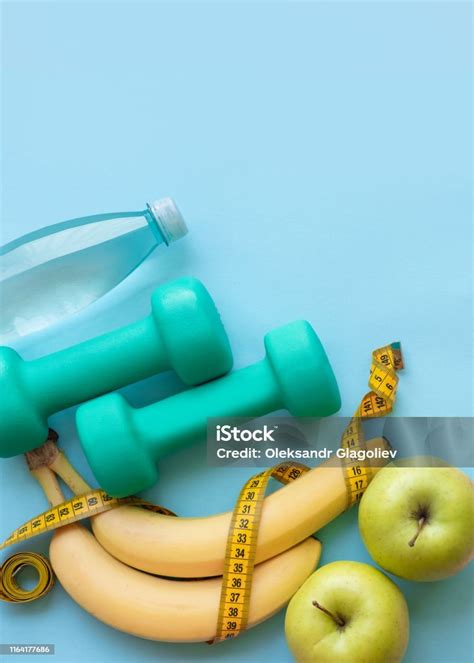 피트니스 건강하고 활동적인 라이프 스타일 블루 배경에 개념 텍스트의 공간을 복사합니다 0명에 대한 스톡 사진 및 기타 이미지 0명 가냘픈 건강한 생활방식 Istock