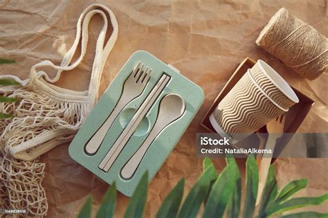 친환경 일회용 식기 수저 천연 소재의 판지 컵 구겨진 종이에 재사용 가능한 가방 폐기물 제로 지속 가능 라이프스타일 0에 대한