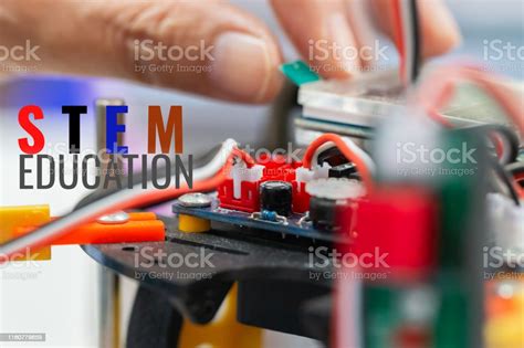 학습을위한 Stem 교육 학교에서 실험실에서 로봇 전자 공학에 의해 전자 보드에 손 학생 교실에서 혁신을 위한 수학 공학 과학