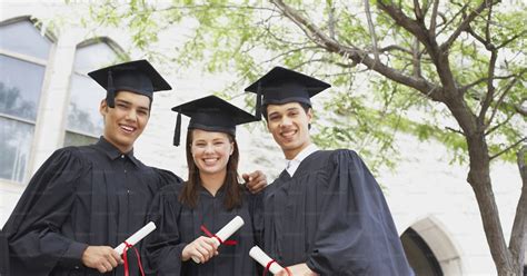 졸업 가운을 입은 사람들이 사진을 찍기 위해 포즈를 취하고 있다 사진 Unsplash의 성인 이미지