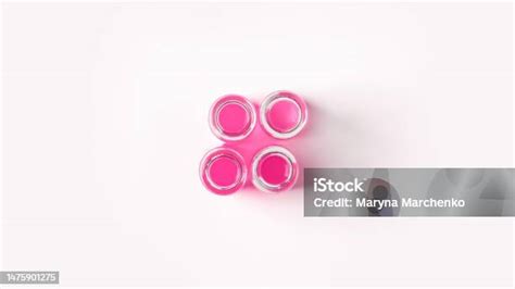 플라스크 세트 분홍색 액체가 든 실험실 항아리 흰색의 밝은 배경 위에서 본 모습 0명에 대한 스톡 사진 및 기타 이미지 0명