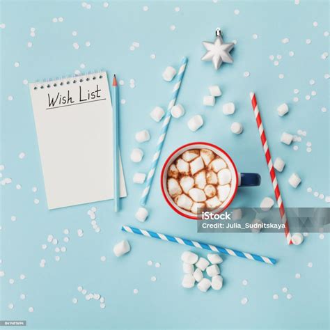 컵의 뜨거운 코코아 또는 초콜릿 세련 된 전나무 나무와 청록색 색종이 배경에 위시 리스트 상위 보기 크리스마스 또는 새 해 개념 배경 주제에 대한 스톡 사진 및 기타 이미지