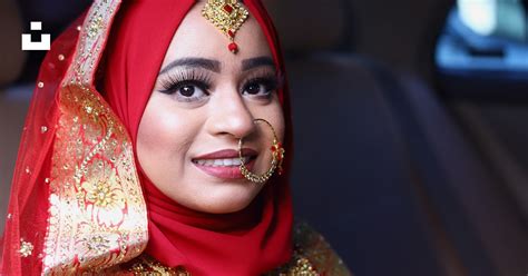 빨간색과 금색이 섞인 옷을 입은 여성이 차에 앉아 있다 사진 Unsplash의 무료 다카 이미지