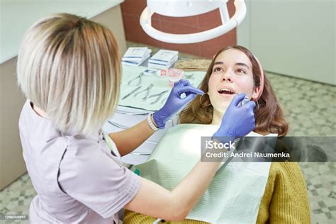 치과 진료소 사무실에서 환자 소녀 치아를 확인하는 여성 치과 의사 스토마토로지 및 건강 관리 개념 16 17 살에 대한 스톡 사진 및 기타 이미지 Istock