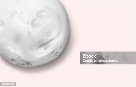 비누 또는 샴푸 폼 텍스처 사실적인 벡터 일러스트 는 복사 공간 상단 보기와 핑크 배경에 쉐이빙 폼 라운드 스팟 클로즈업 비누 거품에 대한 스톡 벡터 아트 및 기타 이미지