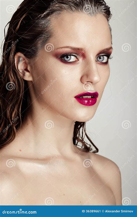 Heet Jong Vrouwenmodel Met Sexy Heldere Rode Lippenmake Up Stock Afbeelding Image Of Lippen