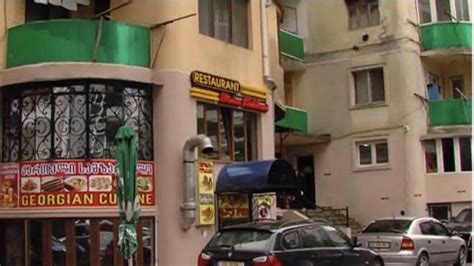 კაცმა კორპუსის პირველ სართულზე საკუთარ ბინაში ჯერ რესტორანი გახსნა და მერე სარდაფში საყრდენი