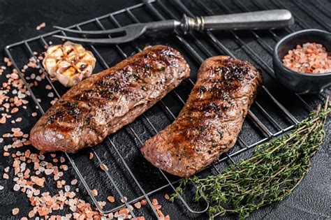 바베큐 그릴 양고기 허리 스테이크에 양고기 안심 필레 고기 구이 검은 색 배경 위쪽 보기 굽기에 대한 스톡 사진 및 기타 이미지 Istock