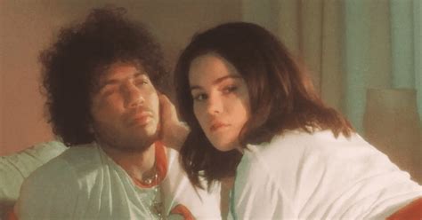 Selena Gomez y Benny Blanco recuerdan su primera cita en el videoclip ...
