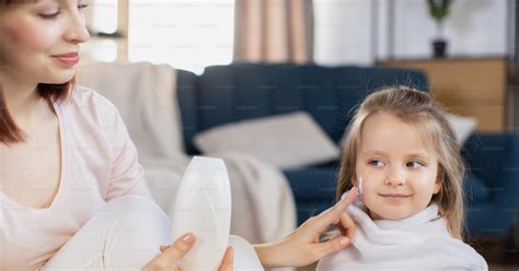 집에서 목욕한 후 귀여운 딸의 얼굴에 보습 로션이나 크림을 바르는 젊은 미소 짓는 어머니의 클로즈업 어린이 피부 관리 및 위생 개념 사진 Unsplash의 우크라이나 이미지