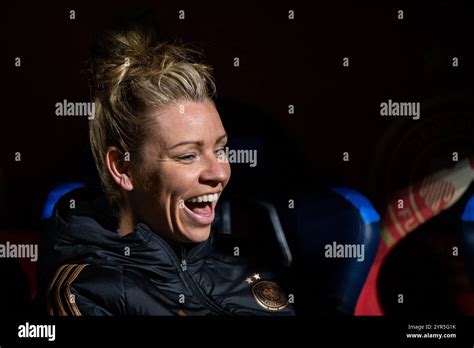 Linda Dallmann Deutschland 16 Lacht Auf Der Bank Deutschland Vs