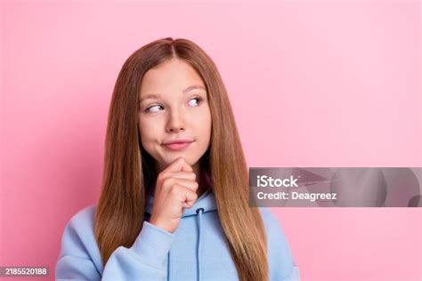 근접 촬영 사진 젊은 재미있는 호기심 귀여운 작은 아가씨 긴 머리 꿈꾸는 듯한 터치 턱 관심있는 빈 공간 제공 분홍색 배경에 고립 된 제공 12 13세에 대한 스톡 사진 및