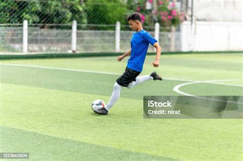 훈련장에서 축구를 연습하는 블루에서 아시아 십대 축구 선수 축구 선수에 대한 스톡 사진 및 기타 이미지 축구 선수 십대 소년 차기 Istock