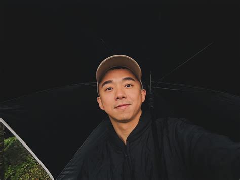 雨中求生成功，外套濕了 10，靈魂濕了 90。 謝謝現場免費租用的黑傘☂️