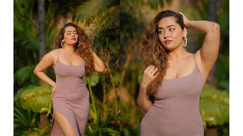 Divya Mistry Spicy Cleavage Exposed In Sleeveless Side Slit Gown