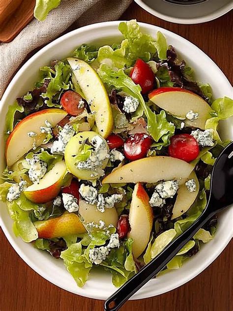 Ultimate Pear And Gorgonzola Salad Deliciously Refreshing Dish