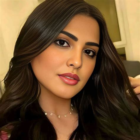 مساء الورد والياسمين ☘️🍒 مساء الخير لمن تمسك بالأمل مهما كان الحلم مستحيل 🌿 وهمس لقلبه إن الله