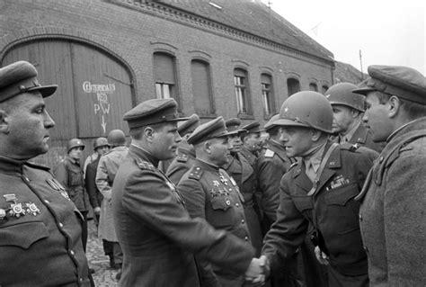 Генерал армии США беседует с советскими офицерами в Торгау — военное фото