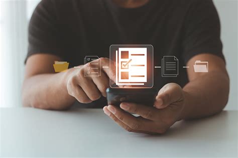 모바일 스마트 폰을 사용 하 고 온라인 승인 종이 없는 품질 보증 Erp 관리 확인 준비 및 승인 개념에 대 한 가상 문서에 체크 표시에 대 한 문서 아이콘을 터치 하는