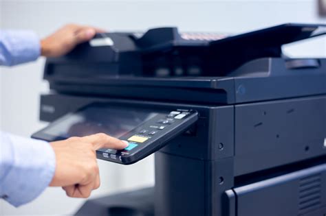 버스니스 맨 핸드 버튼이 프린터 패널로 버튼을 누릅니다 건강관리와 의술에 대한 스톡 사진 및 기타 이미지 건강관리와 의술 공장 산업 건물 기계 부분 Istock