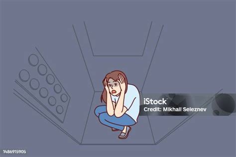 엘리베이터에 갇힌 여성은 밀폐된 공간에 대한 공포증으로 인해 밀실 공포증과 공황 발작을 일으킨다 갇힌에 대한 스톡 벡터 아트 및 기타 이미지 Istock