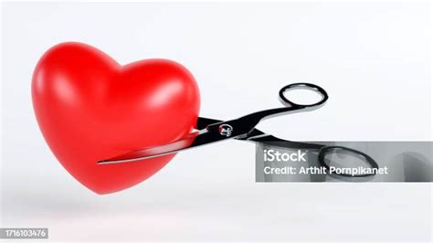가위로 잘라낸 빨간 하트 이혼 깨진 관계 잃어버린 사랑과 느낌 개념으로 빨간 하트를 렌더링하는 3d 0명에 대한 스톡 사진 및 기타 이미지 Istock