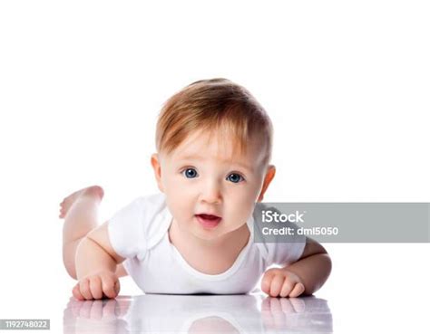 흰색 배경에 고립 된 바닥에 누워 웃고 행복한 푸른 눈을 가진 유아 아기 소년 아이 아기에 대한 스톡 사진 및 기타 이미지