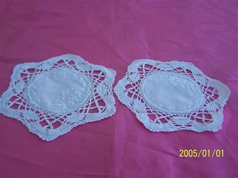 Lot De 2 Anciens Napperons En Lin Blanc Et Brodés Mains Réf N°64 Eur
