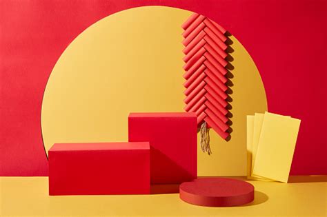 빨간색과 노란색 배경의 중국 설날입니다 원형 연단과 프레젠테이션 제품을 위한 두 개의 빈 빨간색 직사각형 플랫폼의 클로즈업 불꽃놀이 끈과 노란색 봉투로 장식 0명에 대한