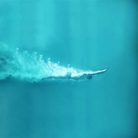 عکس گرافیکی شنا کردن در دریا