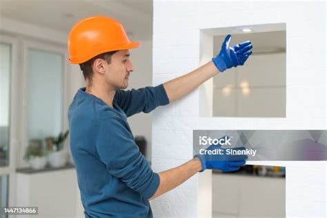 전기 기술자는 램프 조명 및 스팟 로프트 스타일을 설치합니다 Diy에 대한 스톡 사진 및 기타 이미지 Diy 가정 주방