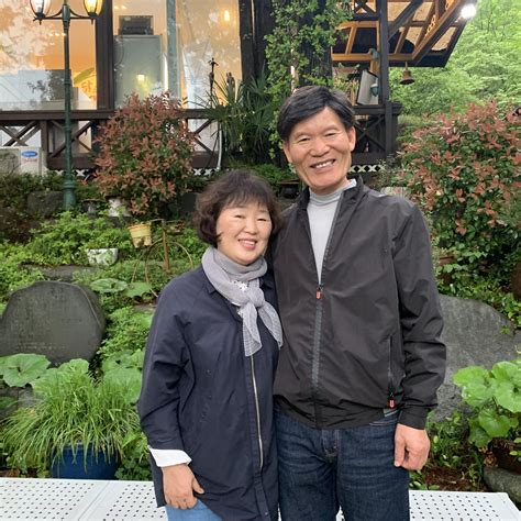 시냇물 따라 꽃길 따라 교회에 간다 개나리와 앵두꽃이 흐드러지게 핀 꽃 길을 따라 교회에 간다 주일이면 교회 가는 길이 참 행복하다 도보로 20분 정도 거리인데