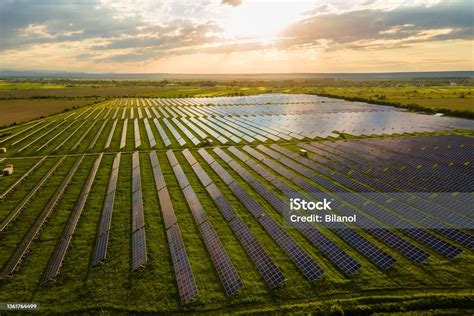 일몰 시 깨끗한 생태 전기 에너지를 생산하기위한 태양 광 발전 패널의 많은 행과 큰 지속 가능한 전기 발전소의 공중 보기 제로 배출 개념재생 전기 가벼운에 대한 스톡 사진