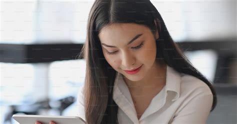 디지털 태블릿을 사용하고 메모장에 메모를 하는 젊은 사업가의 초상화 사진 Unsplash의 태국 이미지