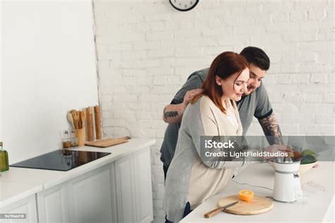 동안 그녀는 주방에서 주스를 만드는 남자 친구 포옹 여자 친구과 체중 과체중에 대한 스톡 사진 및 기타 이미지 과체중 커플 건강한 식생활 Istock