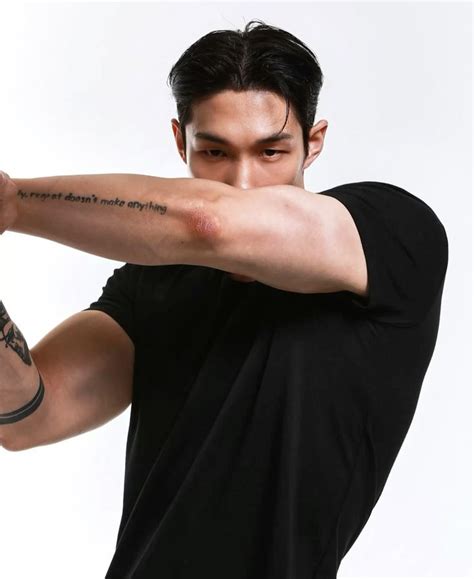 ปักพินโดย 습 ใน 크로키 그림도움 ในปี 2025 โพสท่า ผู้ชายหล่อ ภาพบุคคล