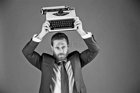 有打字机的帅男子穿着时装西穿红色背高清图片下载 正版图片505437640 摄图网