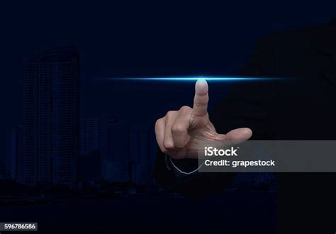 도시 배경 파란색 톤위에 파란색 전원 빛을 누르는 사업가 가리키기에 대한 스톡 사진 및 기타 이미지 가리키기 개념 개념과
