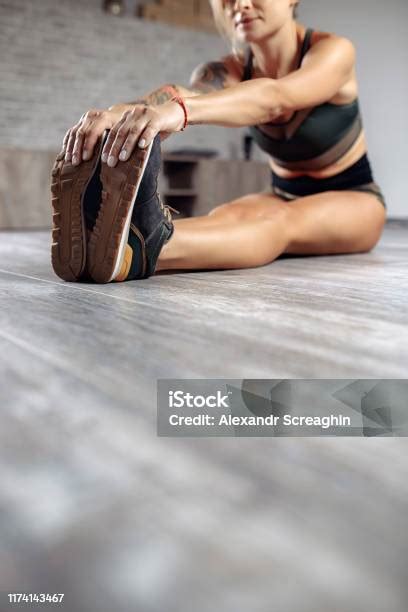 체육관에서 스트레칭 스포츠 의류에 예쁜 금발의 젊은 슬림 여자의 클로즈업 사진 건강한 생활방식에 대한 스톡 사진 및 기타 이미지 건강한 생활방식 관능 금발 머리