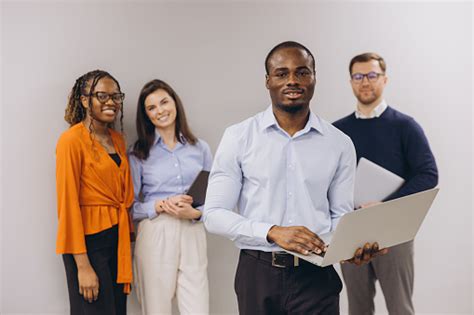 다문화 비즈니스 팀이 협업하고 디지털 기기를 활용하고 현대적인 직장 환경에서 네트워킹을 합니다 20 24세에 대한 스톡 사진 및 기타 이미지 Istock