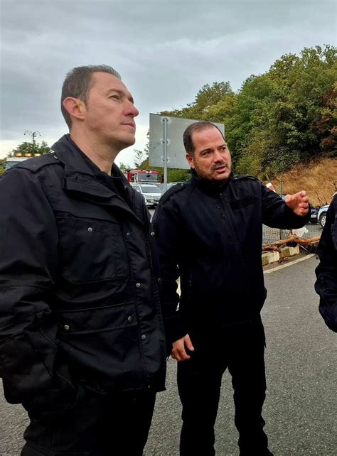 НА ТЕРЕН Калин Стоянов удря рамо на пострадалите от потопа на Елените СНИМКИ Информационна