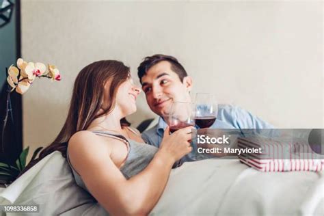 아침에 침대에 누워 와인 마시는 사랑에 커플 발렌타인 데이 축 하 하는 사람들 감정에 대한 스톡 사진 및 기타 이미지 감정 공휴일 기념일 Istock