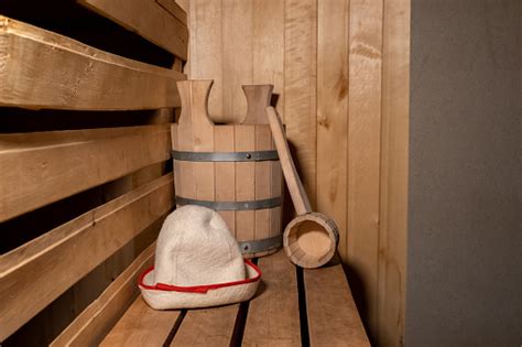 전통적인 오래된 러시아 목욕탕 Spa 개념 인테리어 세부 사항 핀란드 사우나 스팀 룸과 전통적인 사우나 액세서리 세트 특종 느낌 시골 마을 목욕 개념을 편안하게하십시오 개인